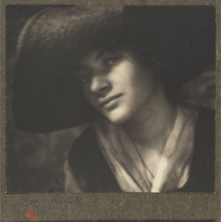 Nadine Stein, 1909 – un regard oblique