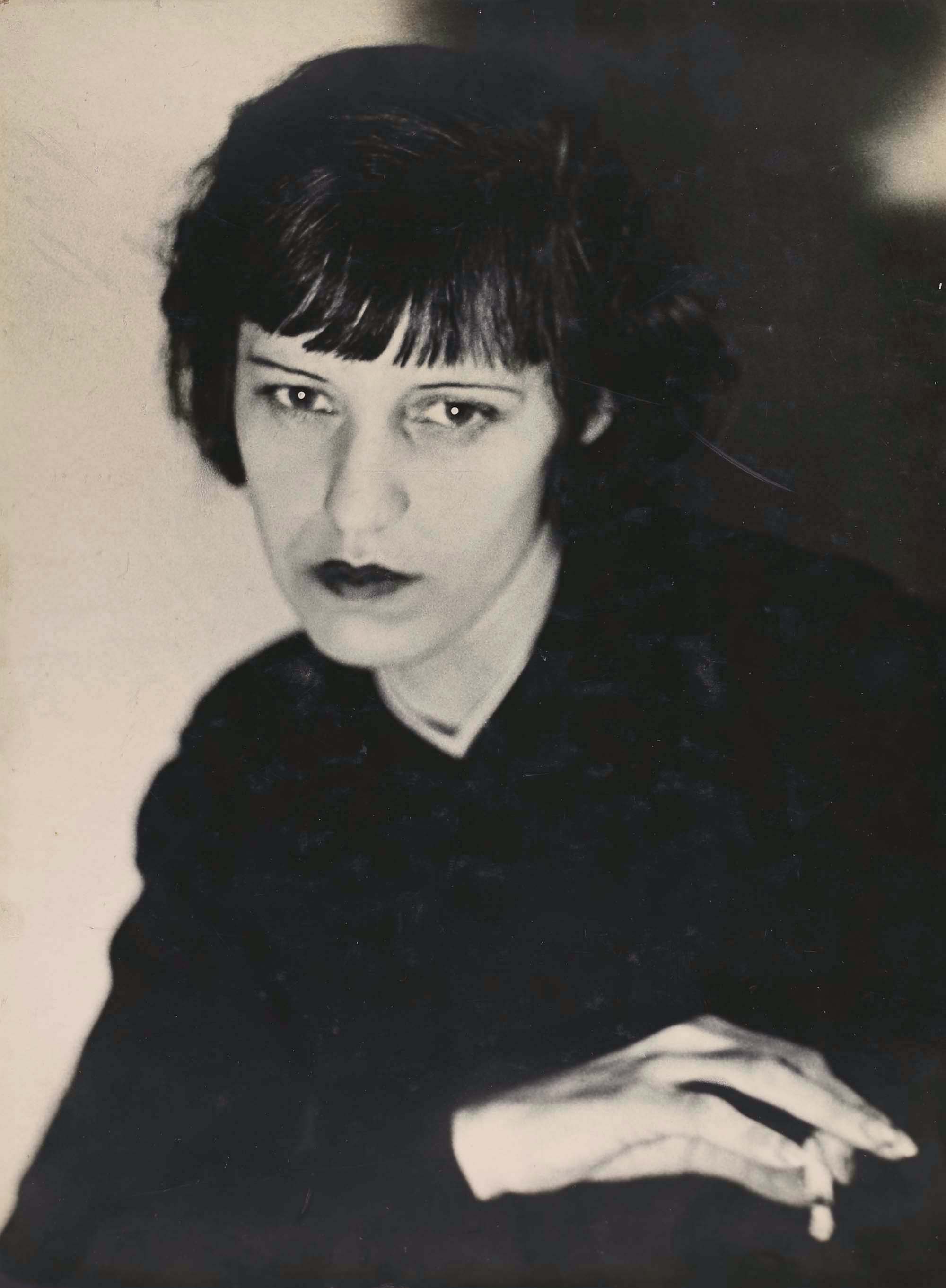 Lotte Lenya, London, ca. 1935 – un regard oblique