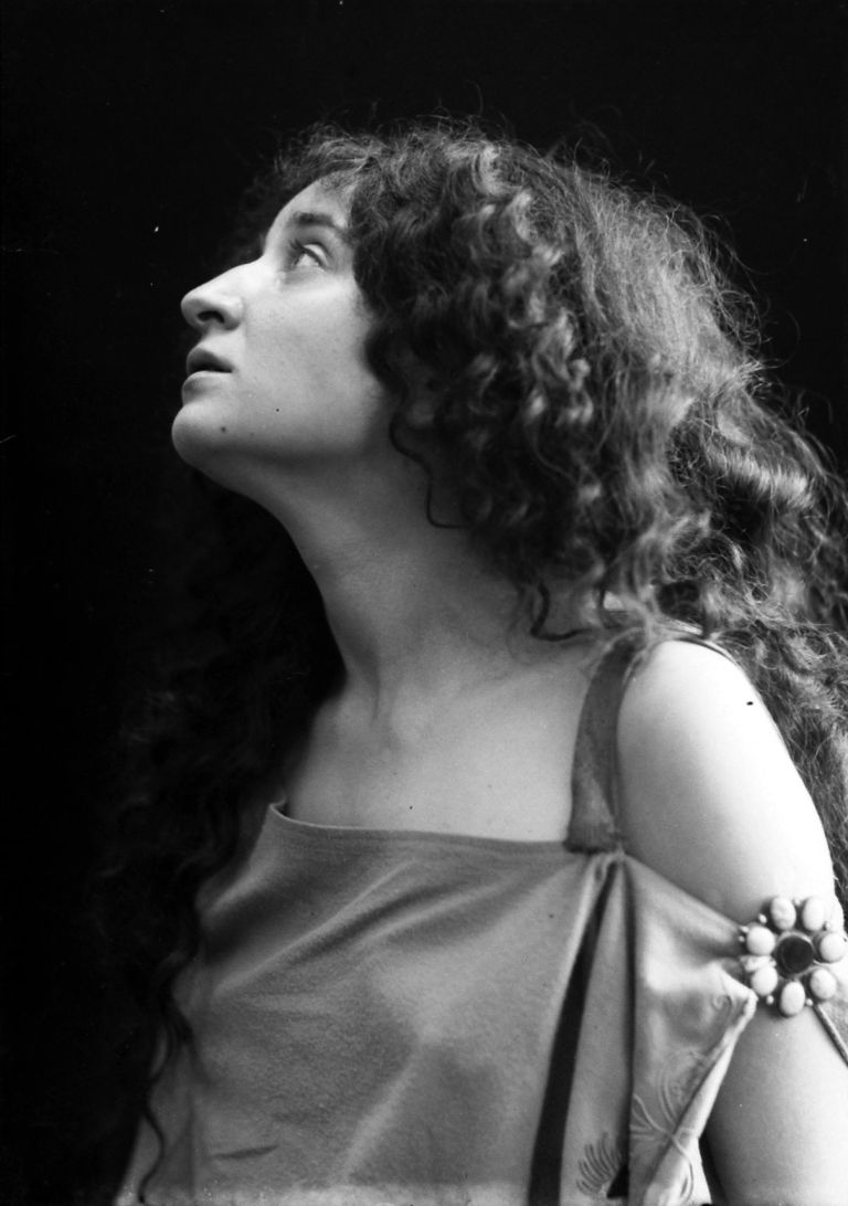 Emma Gramatica by Nunes Vais – un regard oblique