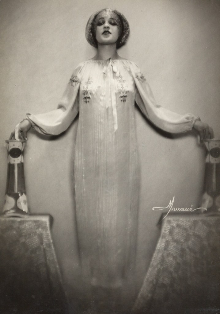 Actresses portraits by Manassé – un regard oblique