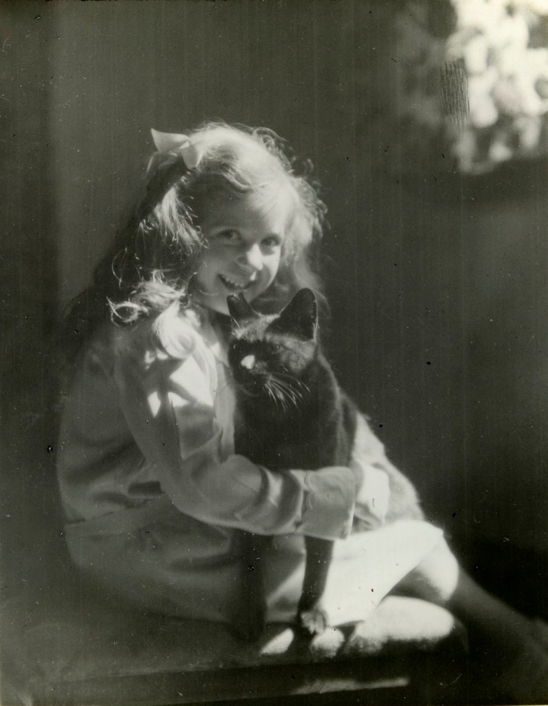 Ruth Hollick and cat people – un regard oblique