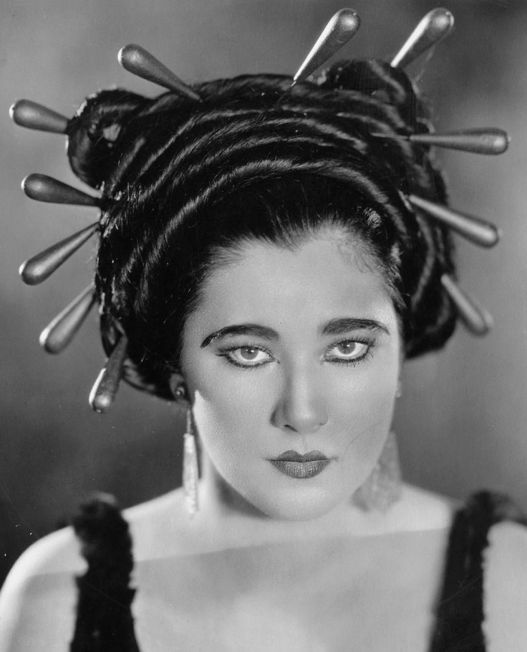 Nita Naldi as Sally Lung – un regard oblique