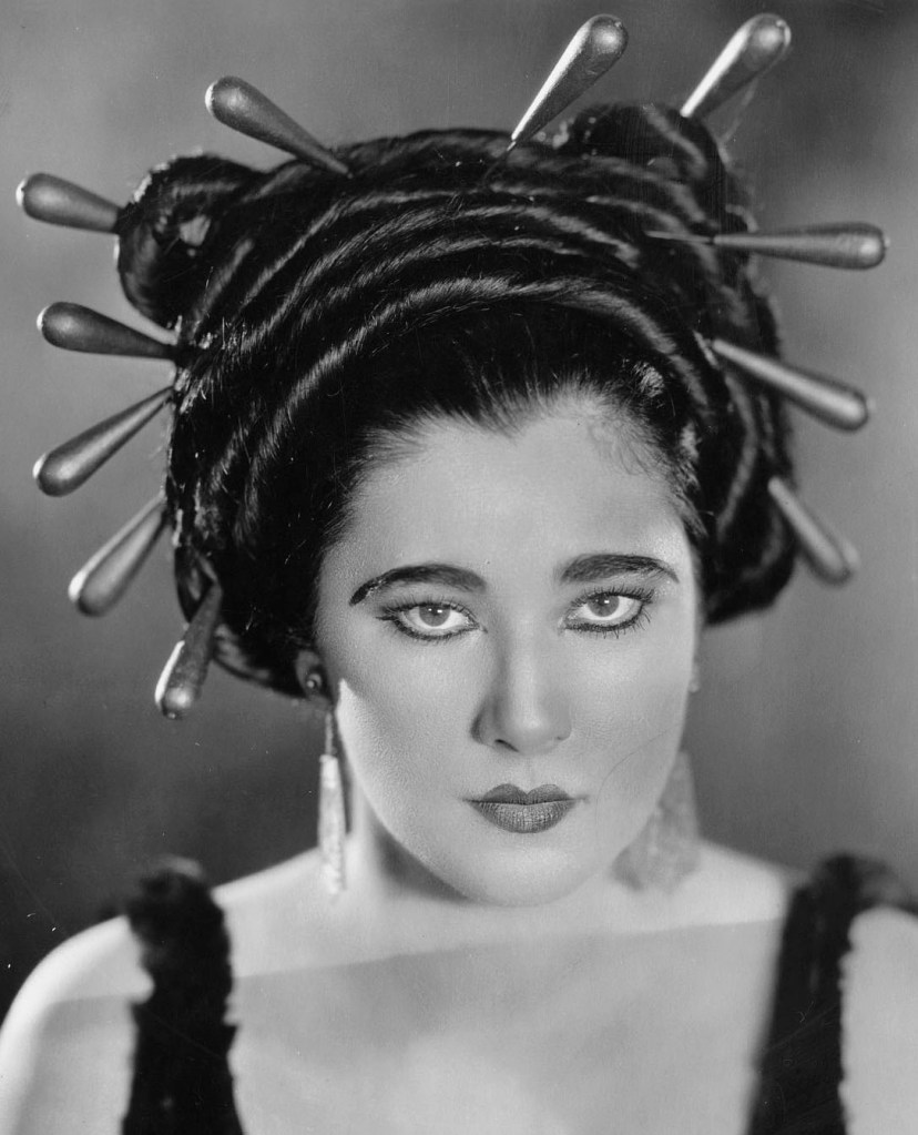 Nita Naldi as Sally Lung – un regard oblique