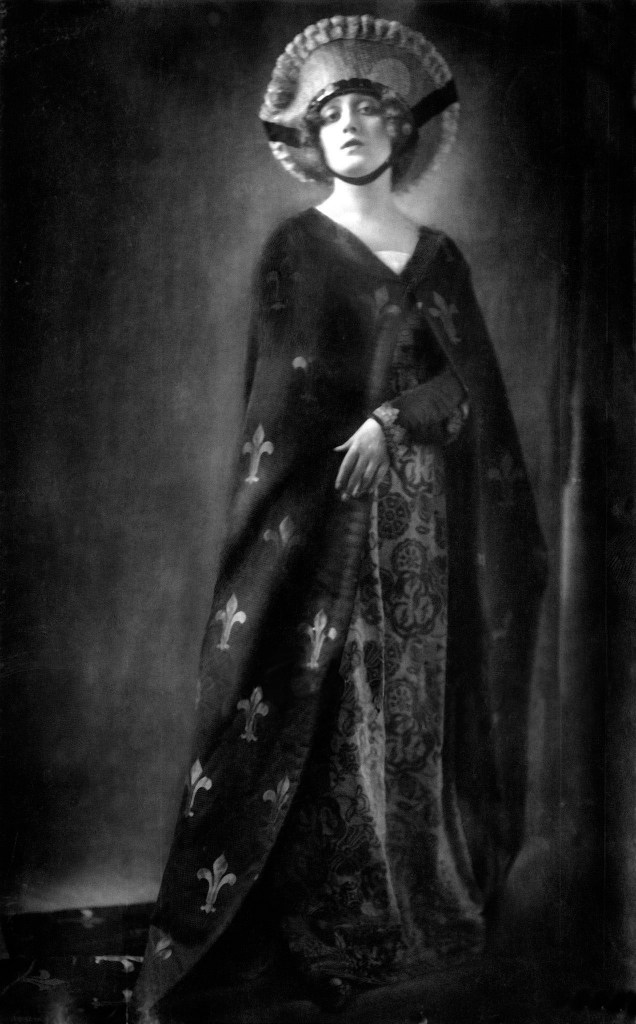 Frieda Gertrud Riess, Frieda Rieß, Frieda Riess – un regard oblique